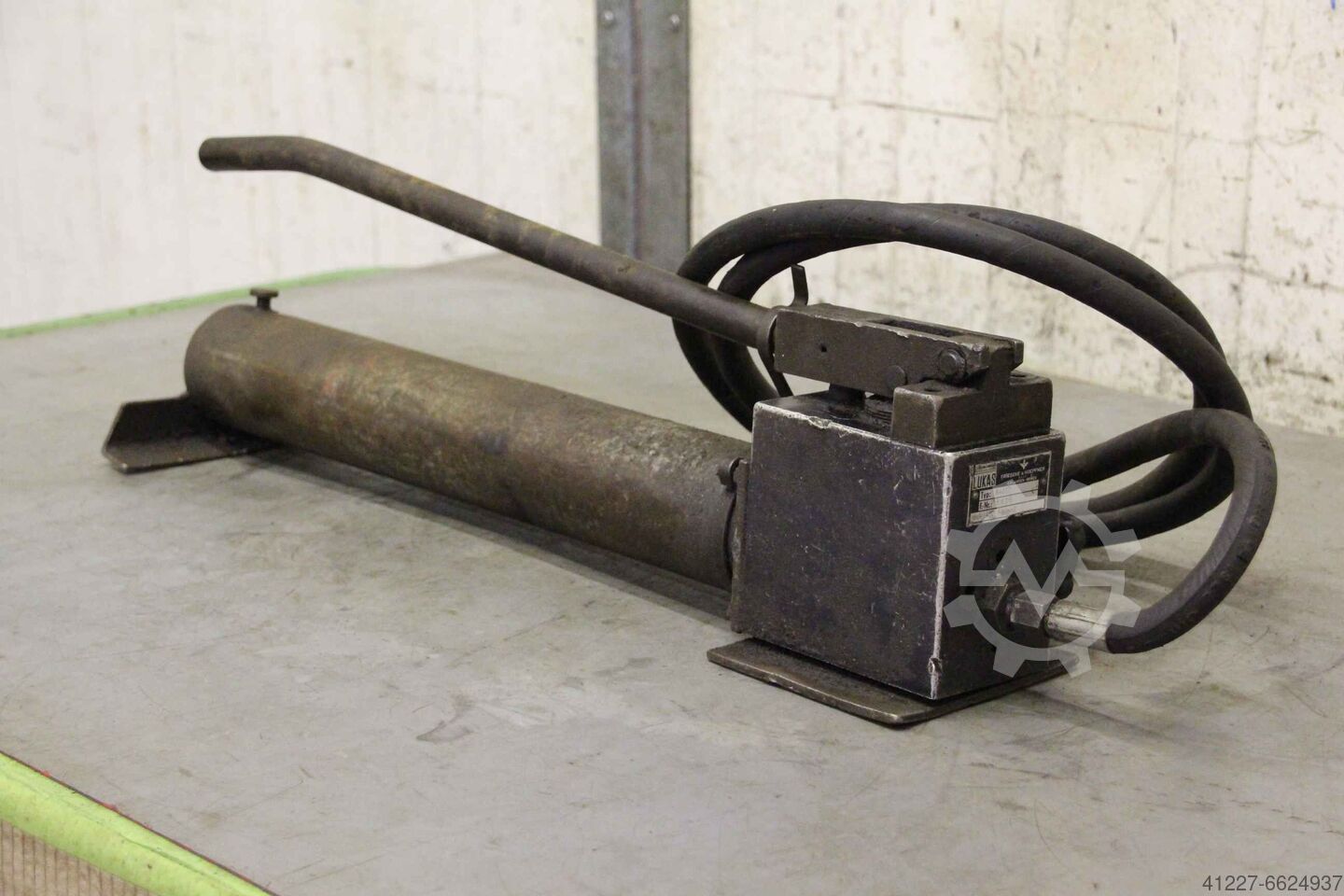 🏷️ Lukas 84077 - used Hand hydraulic pump 450 bar for sale on Used ...