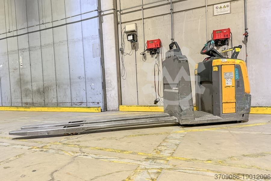 🏷️ Jungheinrich ECE225 - used Pallet truck for sale